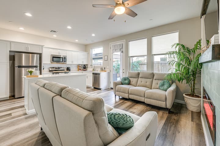 36 Mi To Sequoia Np: Pet-friendly Home W/ Dog Run! - Visalia, CA