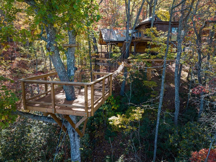 Luxury Treehouse Sleeps 9 With Hot Tub And Views - Highlands, NC