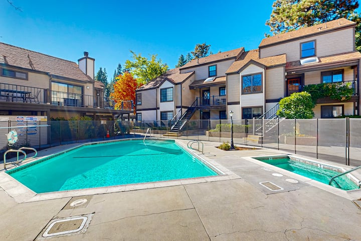 Lake Arrowhead Views! Condo W/ Shared Pool & Spa - Lake Arrowhead, CA