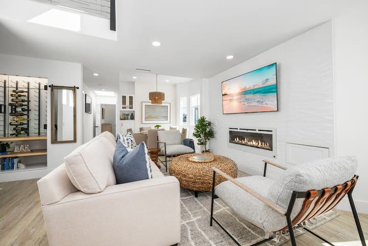 3 Story Home With Rooftop Across From Ocean - Newport