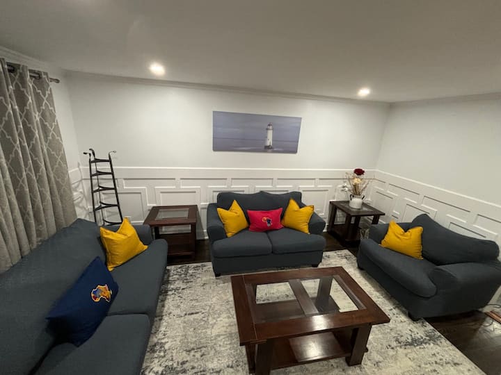 Supreme Suites - 4 Beds - 1 King Bed, 3 Queen Beds - Ajax