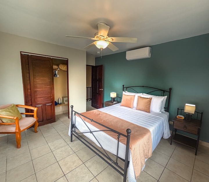 Great Patio Space-a/c-quiet-pool-great Location - Costa Rica