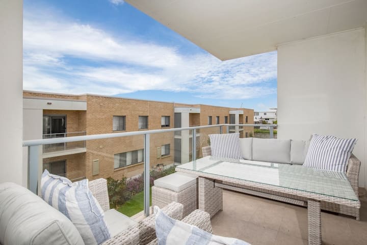 Sunlit Family Retreat - 500m To Beach - Newcastle