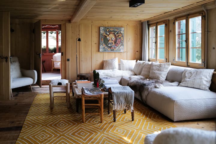Swiss Chalet Near Gstaad: Luxury, Spa & Views - Saanen