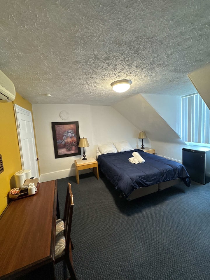M11 | Le Cavalier Du Moulin: 2 Bed (In 2 Rooms) - Quebec City