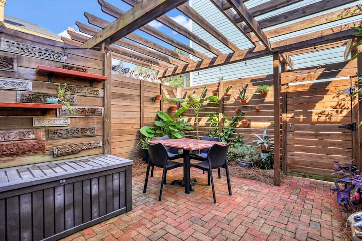 Home On Historic Gaston Street W/ Courtyard - Savannah, GA