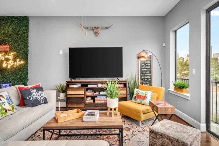 6 Minutes From Daikin Park, Houston Inspired House - Houston, TX