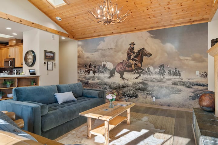 Walk To Downtown With Pool, Hot Tub + More Access - Sisters, OR