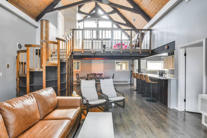 Mountain Views: Modern & Rustic Evergreen Escape - Evergreen, CO
