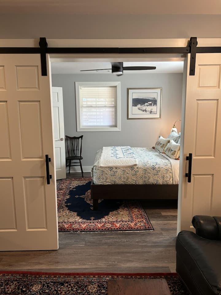 Park Street Retreat Downtown Ground Floor Suite - Charlottesville, VA