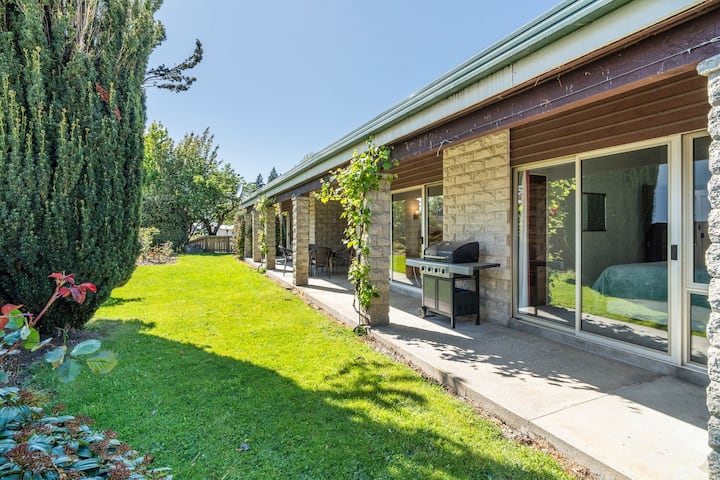 Sunlit Solace - Wanaka Holiday Home - Wanaka
