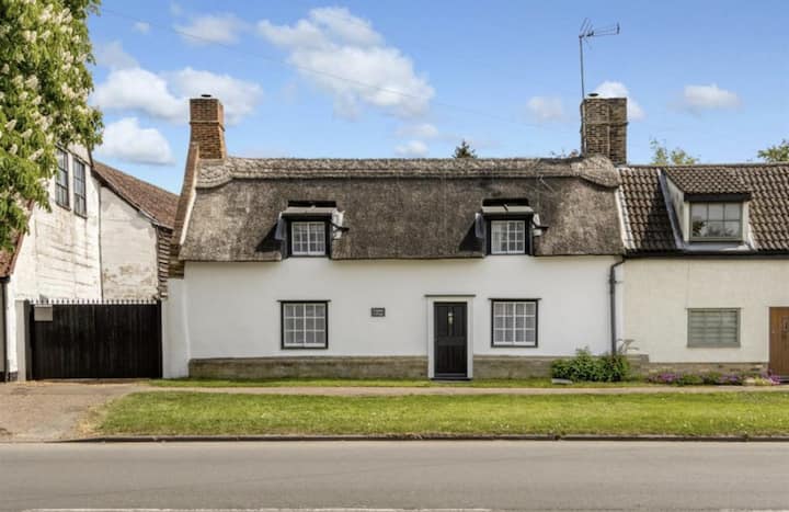 15th Century Thatched Cottage - Cambridgeshire