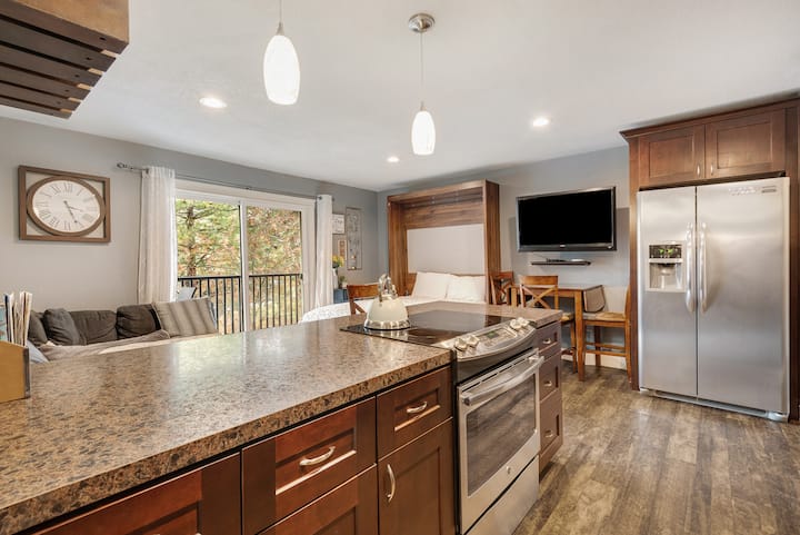 Cozy 2nd Story Condo Overlooking Pioneer Park - Bend, OR