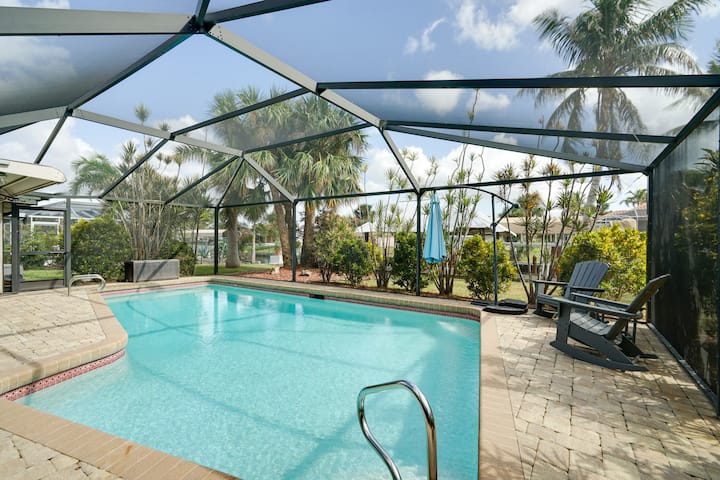 < 1 Mi To Four Freedoms Beach: Canal-front Getaway - Cape Coral, FL