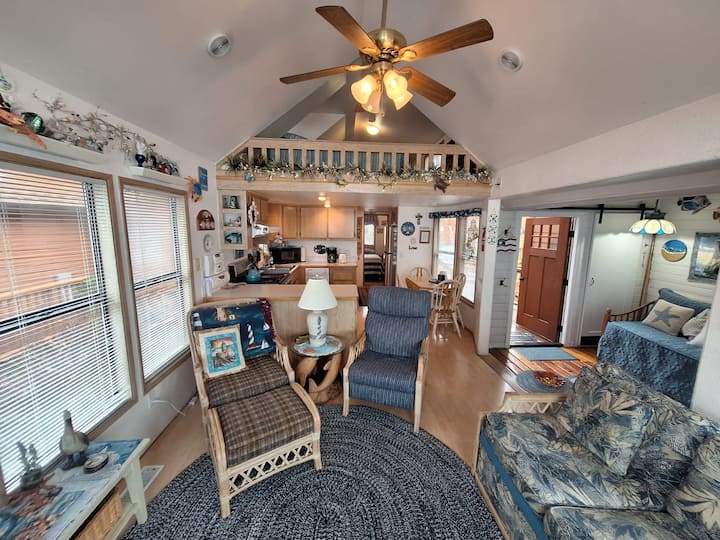Luxurious Oceanfront Cabin 7 Getaway W/ Hot Tub - Smith River, CA