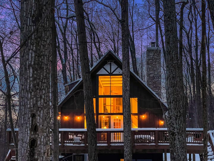 Mountainside W/fireplace, Fire Pit, Deck, & Wifi - Berkeley Springs, WV