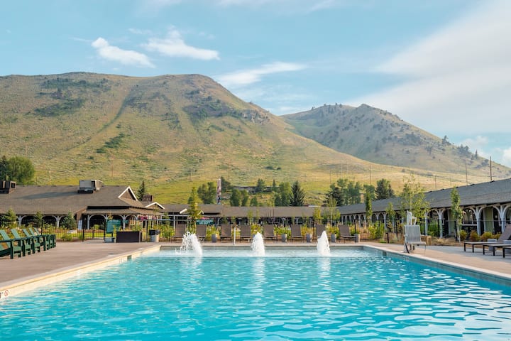 Enjoy Modern Comforts At Retro Lodge In Jackson - Jackson, WY