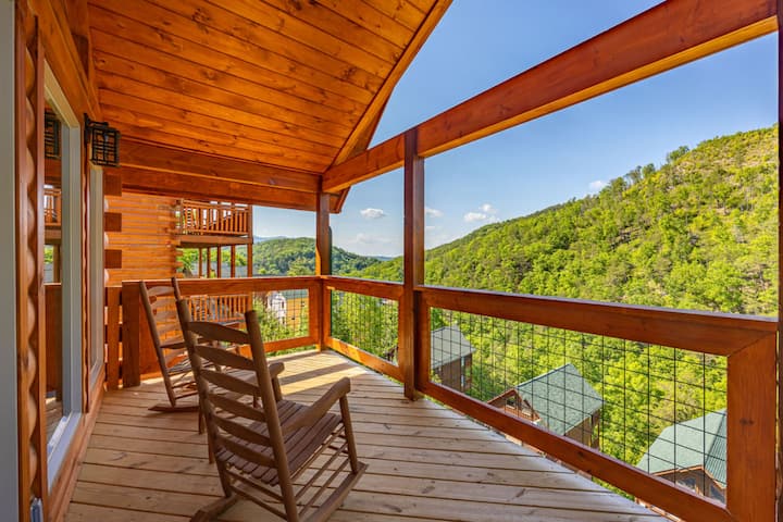 *Gorgeous 3bd Cabin W/ Views! Hot Tub + Games!* - Pigeon Forge, TN