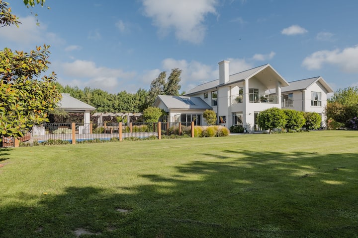 Luxury 5br Villa: Bbq, Hot Tub, Dining, Golf - Christchurch
