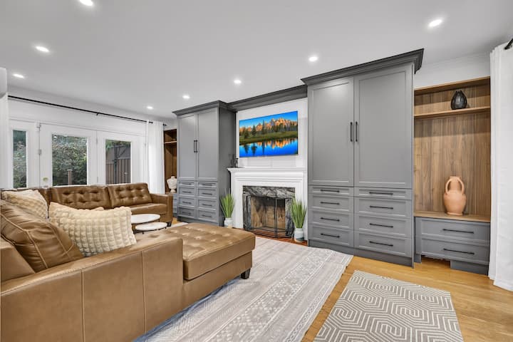 Beautiful Family Home With 7 Beds - Near Train! - Toronto