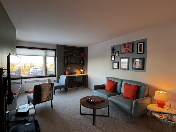 Chic And Artsy 1 Bed Condo With The Views - Anchorage, AK