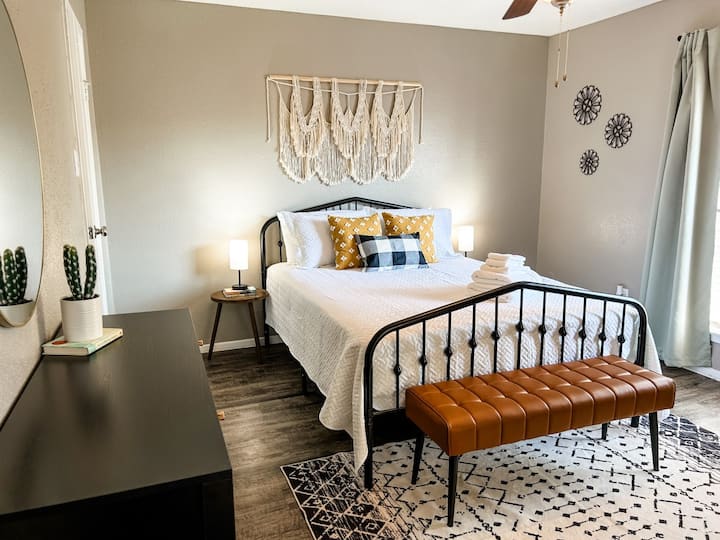 Vibrant Texan Escape With Patio & Gated Community - Houston, TX
