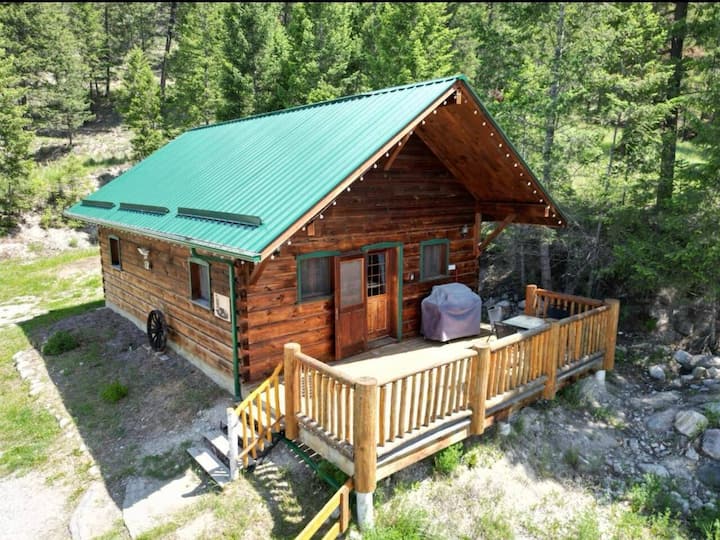 Cozy 2-bedroom Log Cabin Nestled In Radium - 