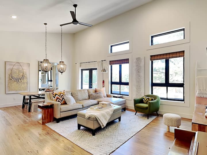 Casa Blanca | Luxe, Stunning View, Hot Tub - Ruidoso, NM