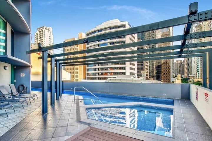 Riverside Luxury W/ Balcony, Pool & Stunning Views - Brisbane