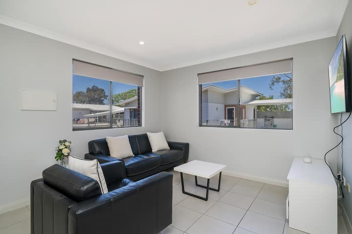 Sunny 2-bed In Quiet Location With Balcony - Perth