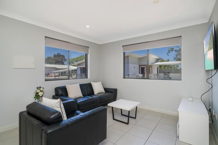Sunny 2-bed In Quiet Location With Balcony - Riverton
