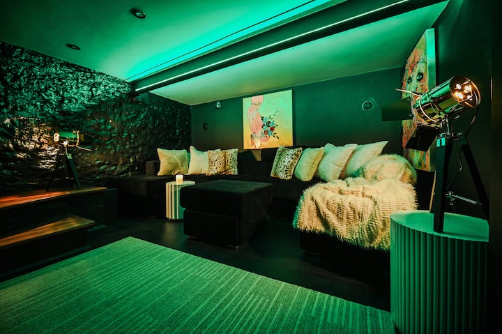 Boutique Retreat With Movie Room And Parking - Broadstairs