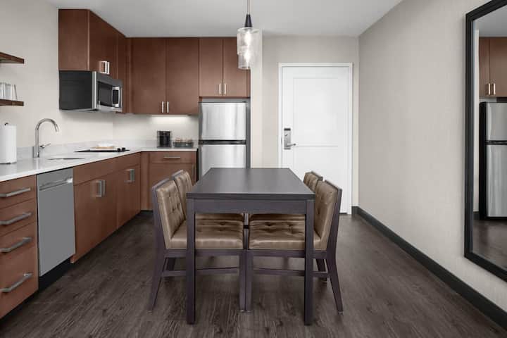 Ideal For Mayo Clinic Visitors: 3 Suites W Kitchen - Jacksonville Beach, FL