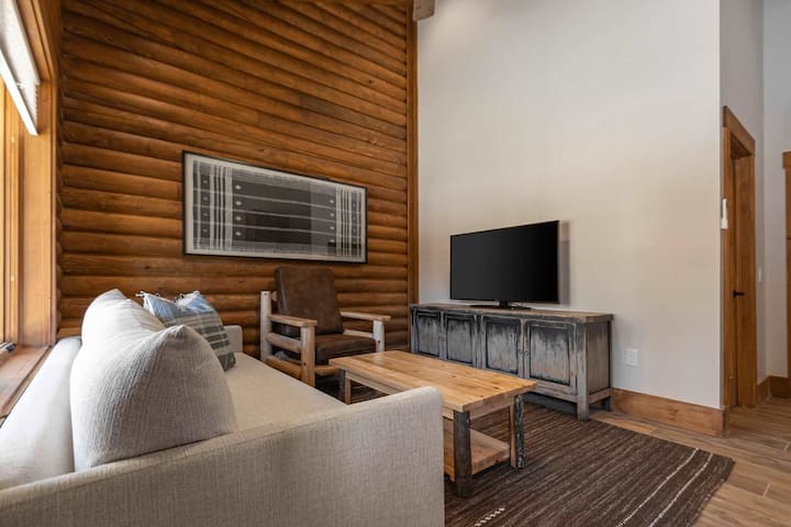 *New* Boutique Hotel - The Timber - Queen Room - Gatlinburg, TN