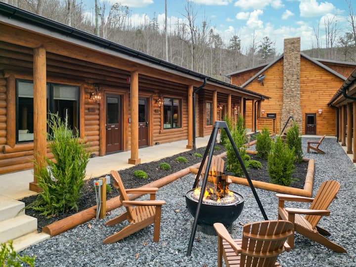 Luxury 2-bedroom Queen Suite - Gatlinburg, TN