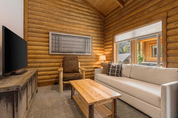 *New* Boutique Hotel - Double Queen Suite - Gatlinburg, TN