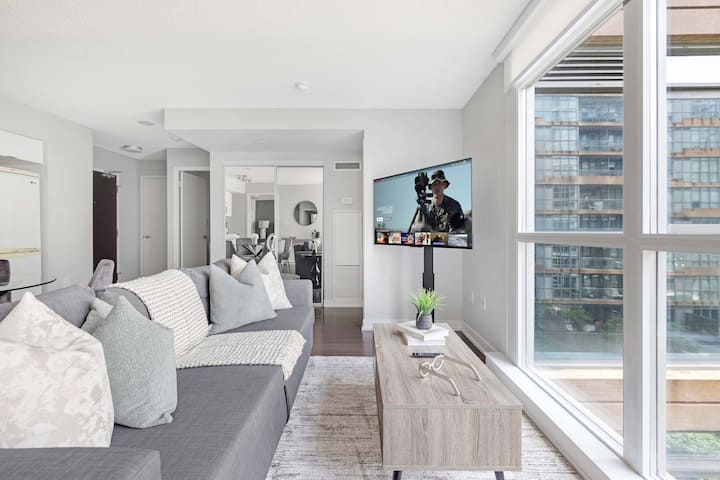 Central 2-br Getaway | Stroll To Cn Tower! - Toronto, ON