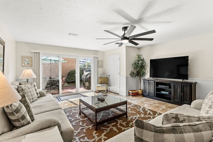 3 Min Walk To The Beach! 11 Pools! Amazing Rates! - Panama City Beach, FL