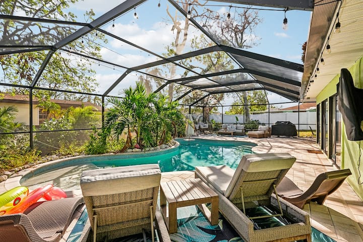 4 Br Bradenton Home~private Pool, Outdoor Bar, W/d - Anna Maria Island, FL