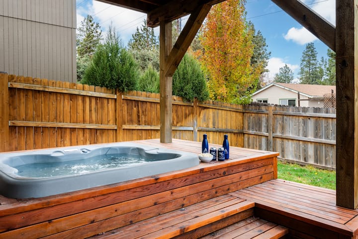 Hot Tub + Patio, Near Trails | Old Mill Getaway - 本德