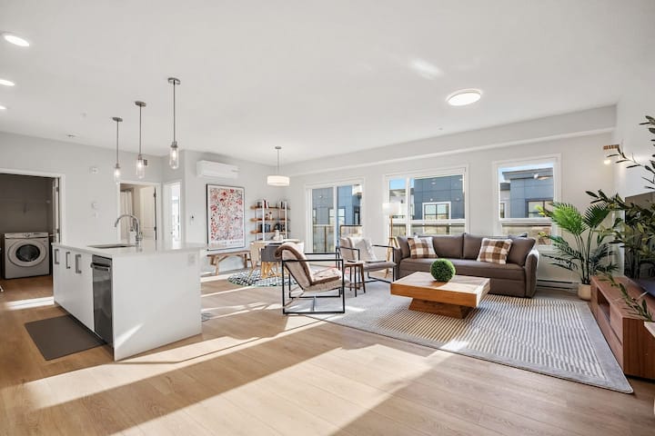 Luxury Getaway » King Bed » Ac » 70" Tv » Parking - Calgary