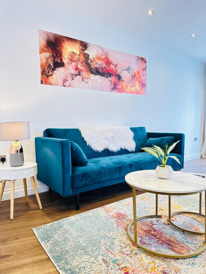 Gorgeous Two Bedroom Luxury Apartment Sleeps 6 - Brentwood