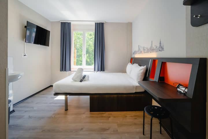 Easyhotel • Steps To Station • Explore Easily - Zurich