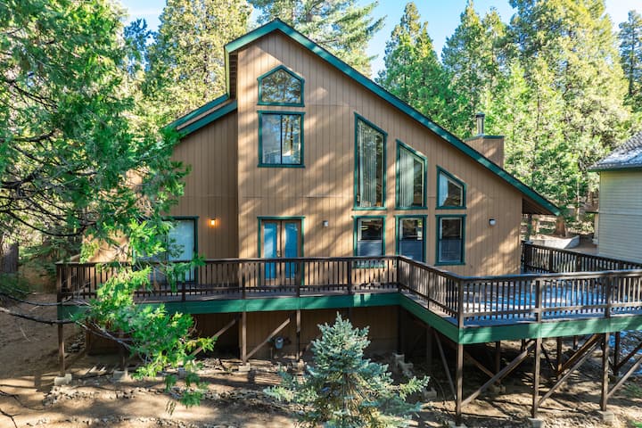 Granite Ridge Getaway ~ Chill Deck Vibes + Ac - Shaver Lake, CA