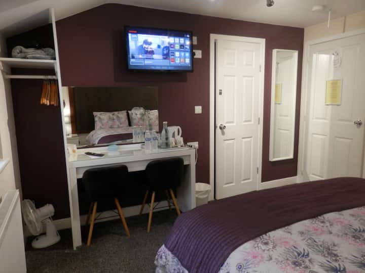 Double Room With Private Bathroom - Coventry