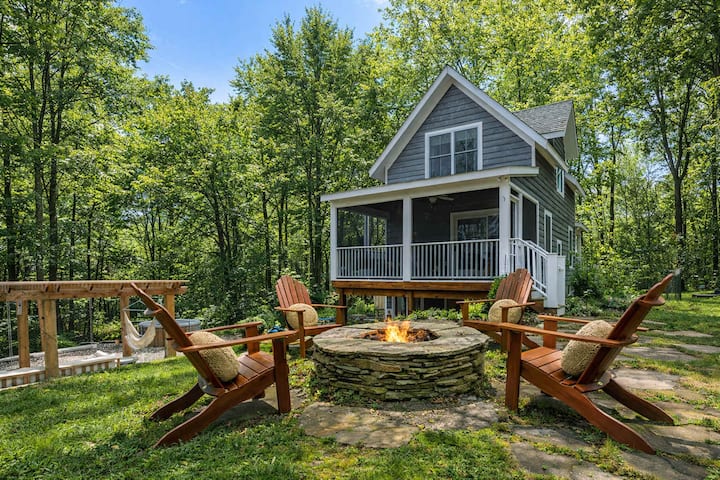 Fern Hollow: Stone Fireplace, Hot Tub + Fire Pit - Livingston Manor, NY