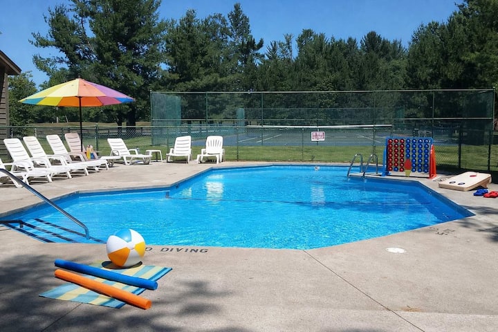 Creekside Condo W/ Pool & Beach Club - Alden, MI