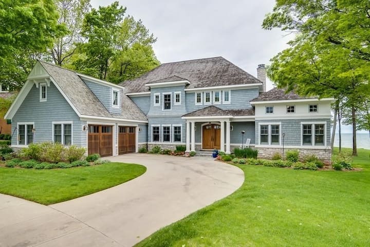 Lake Views, Hot Tub, Fire Pit & Association Pool - South Haven, MI