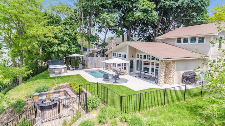 5 Bdrm W/ Pool, Hot Tub, Firepit & Private Beach! - South Haven, MI