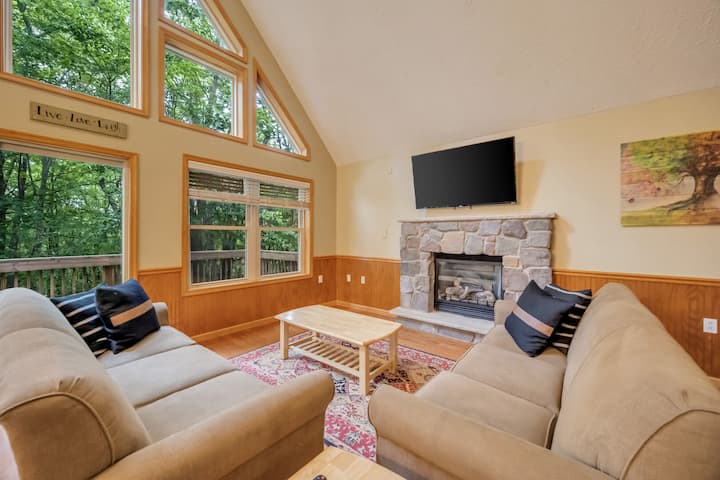 "Hilltop Hideaway" Hot Tub-lake/beach-ski-games - Pocono